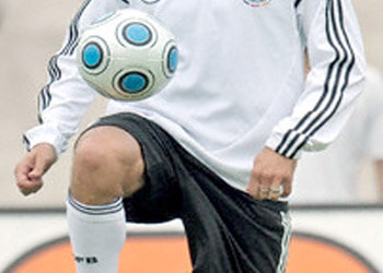 How To Thigh Trap In Soccer Soccer Thigh Trap Control With Thigh In